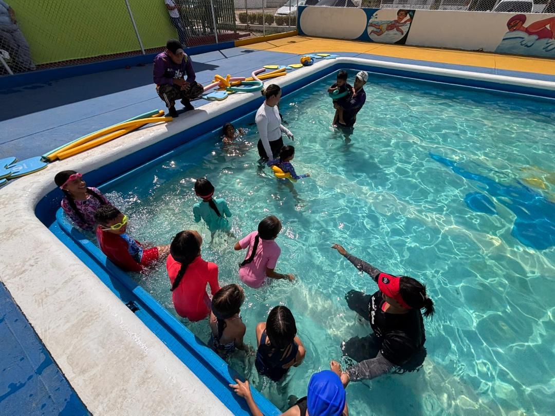 Mantienen activas las clases de natación en el parque Bolívar | El ...